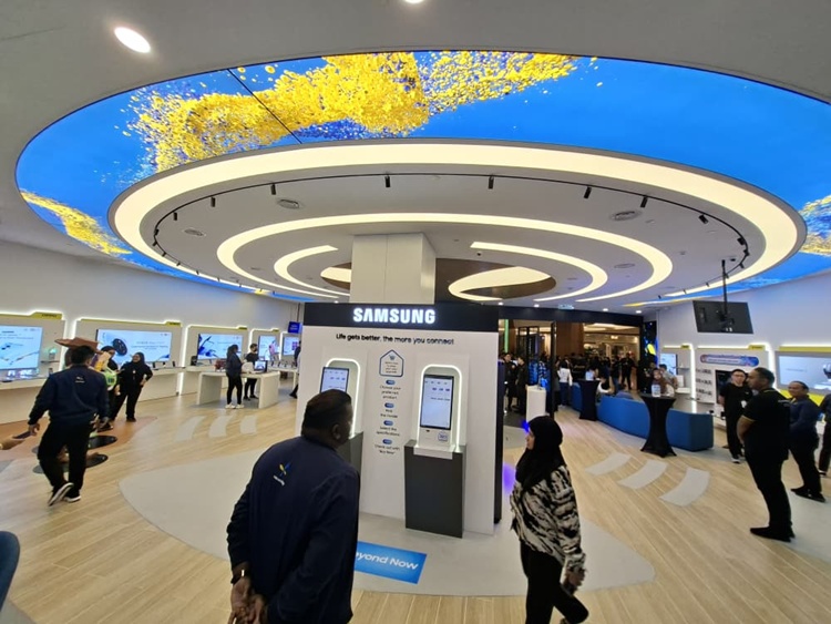 CelcomDigi launches Life Flagship Stores at The Gardens Mall and Sunway ...