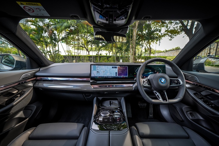 BMW i5 eDrive40 M Sport Pro and iX1 eDrive20L M Sport Malaysia release ...